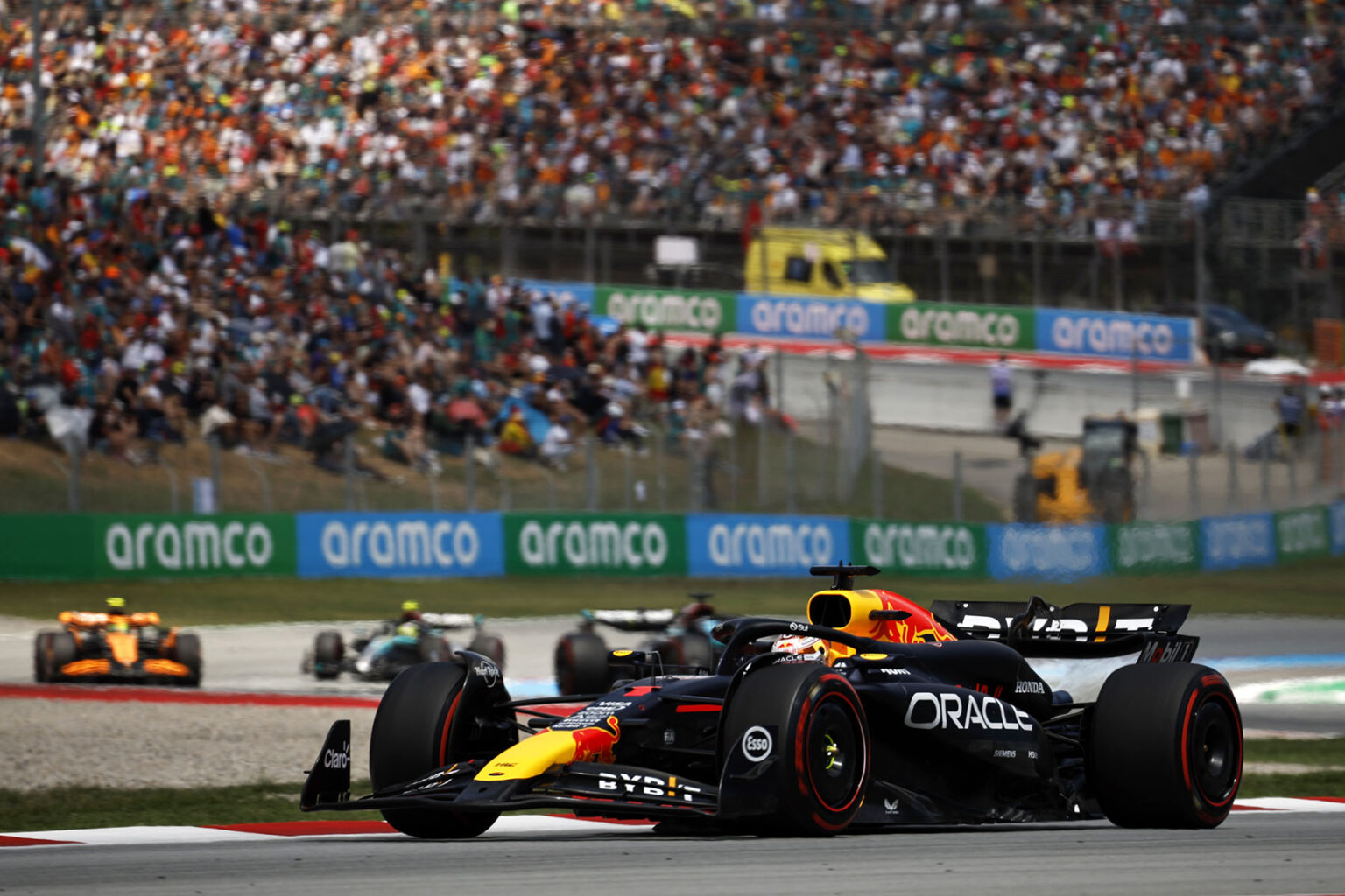 Mercedes-Vorstand Källenius: Heißer Flirt mit Max Verstappen | F1-Insider.com