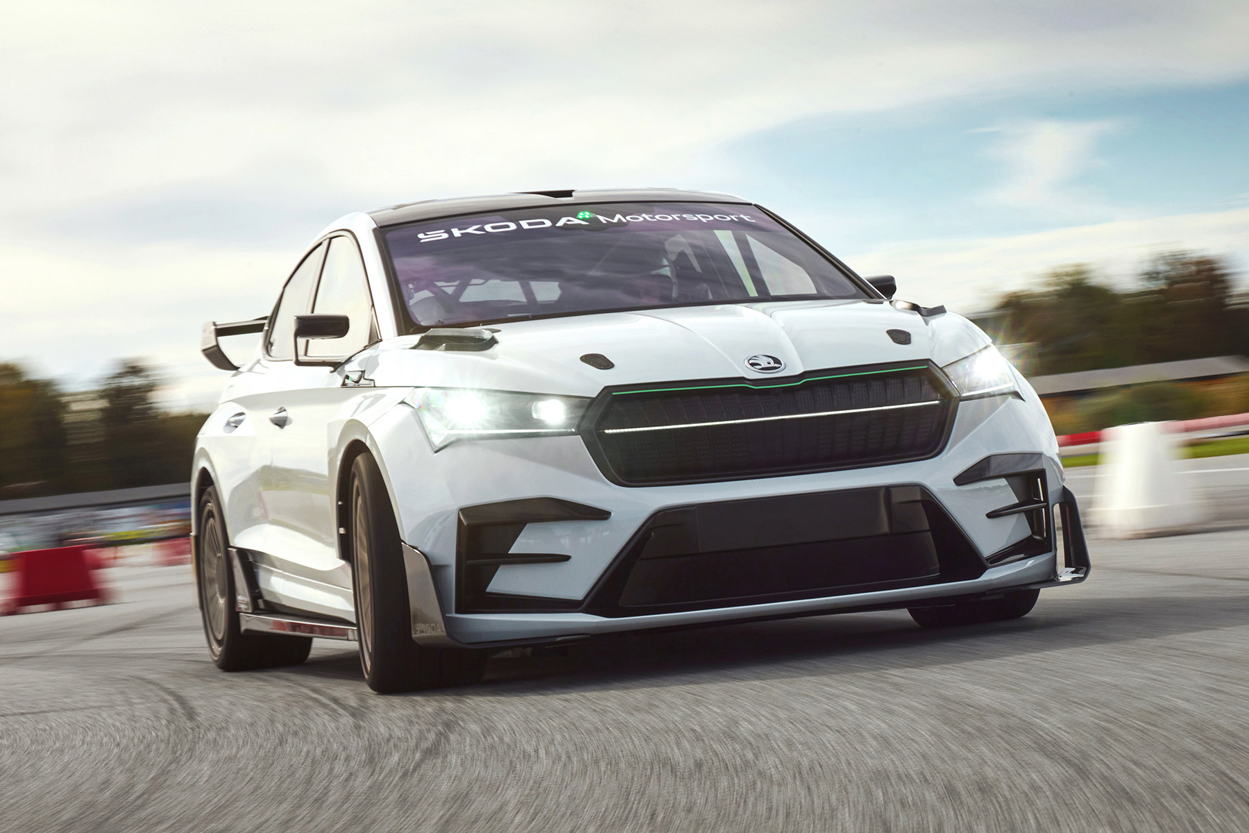 Skoda zeigt mit dem Enyaq RS Race elektrische Motorsport-Studie | F1 ...